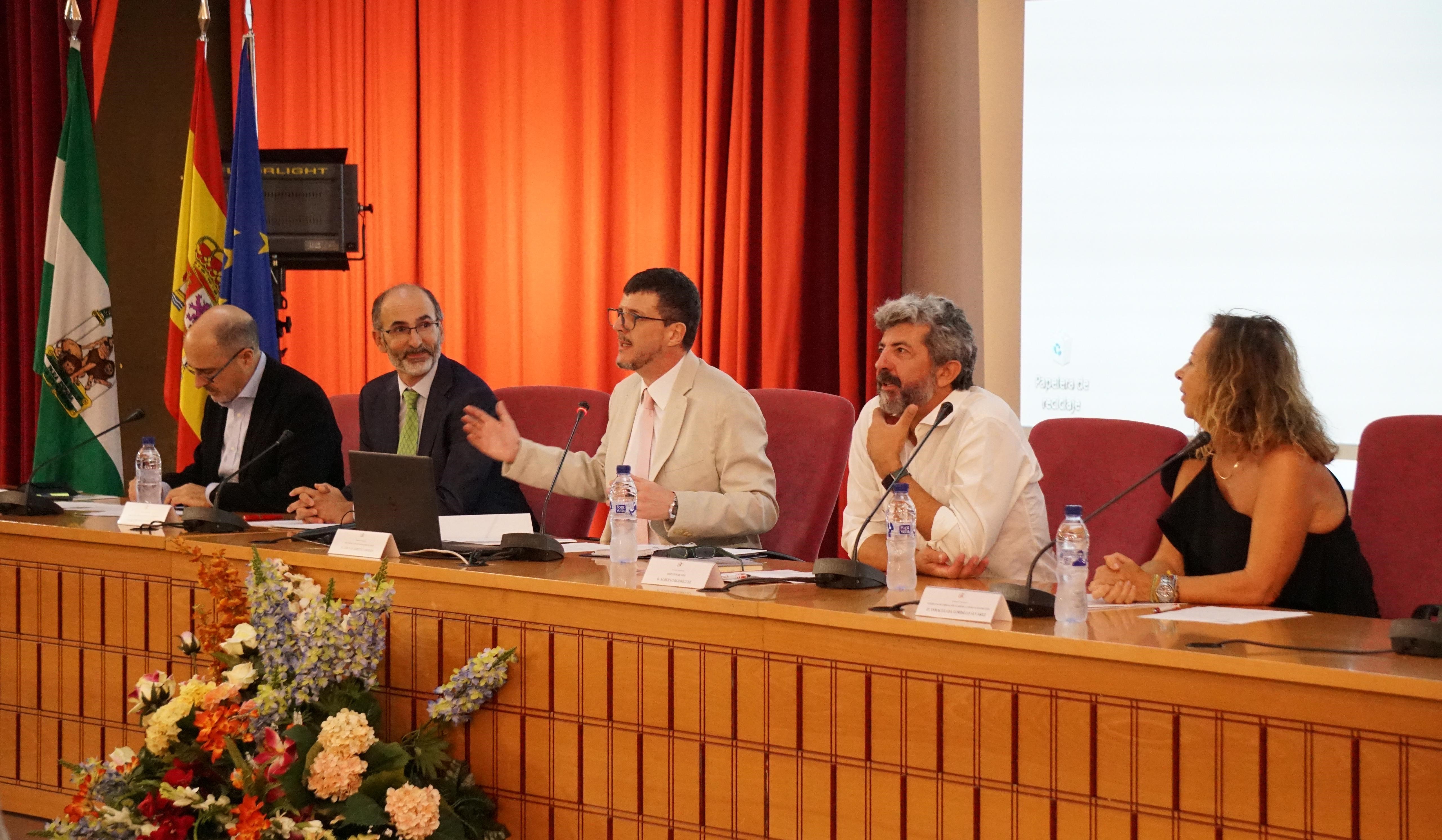Alberto Rodríguez imparte la lección inaugural en el acto de apertura del curso 2023-2024 ...